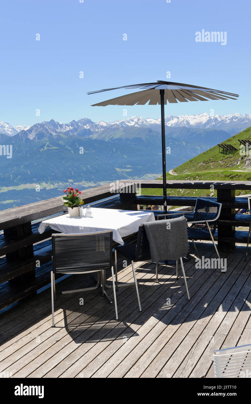 Tische und Stühle mit Panoramablick auf die Berge an der Cable Car ...