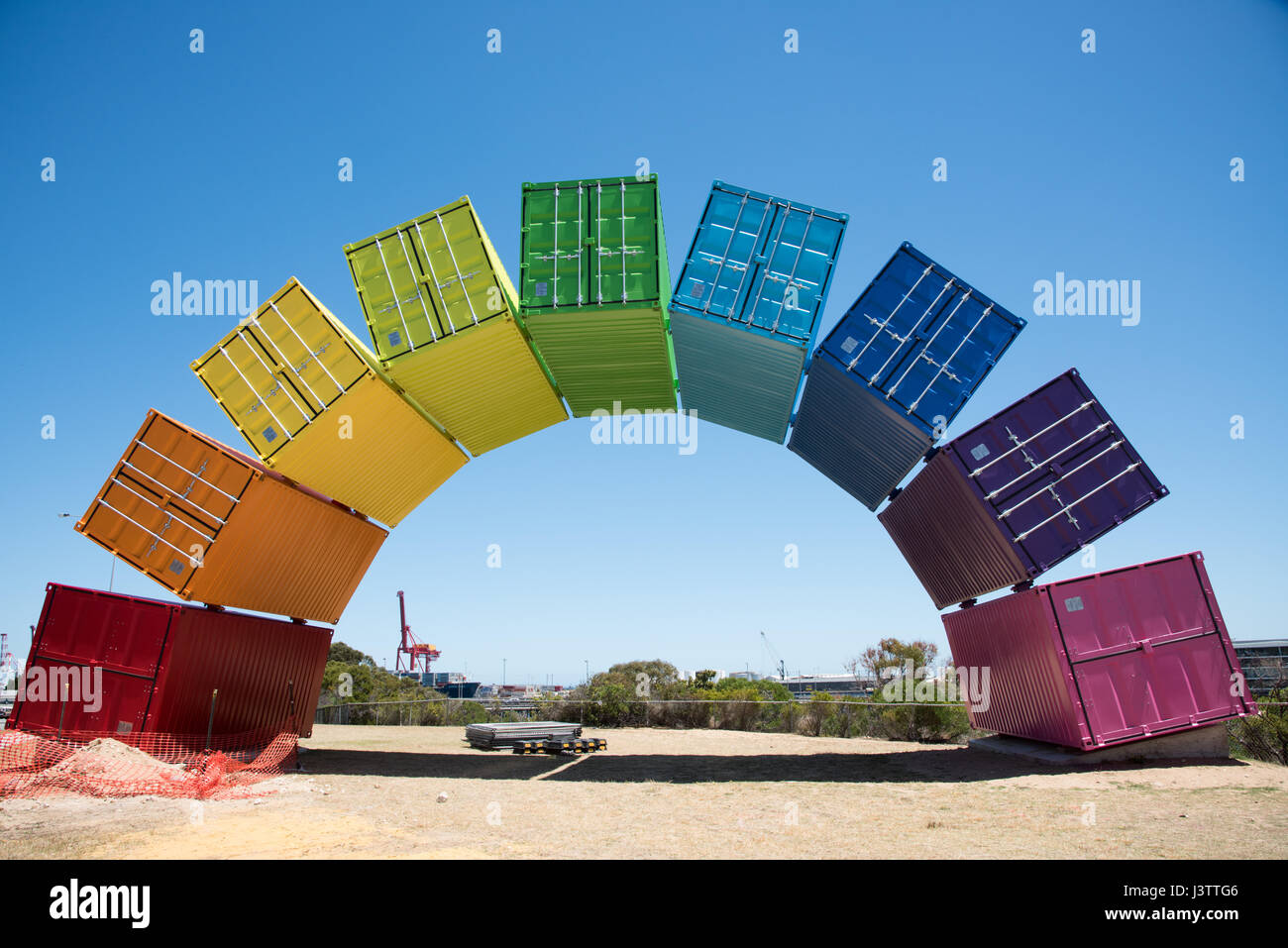 Gewölbte Regenbogen Meer Container Skulptur von Marcus Canning mit ...