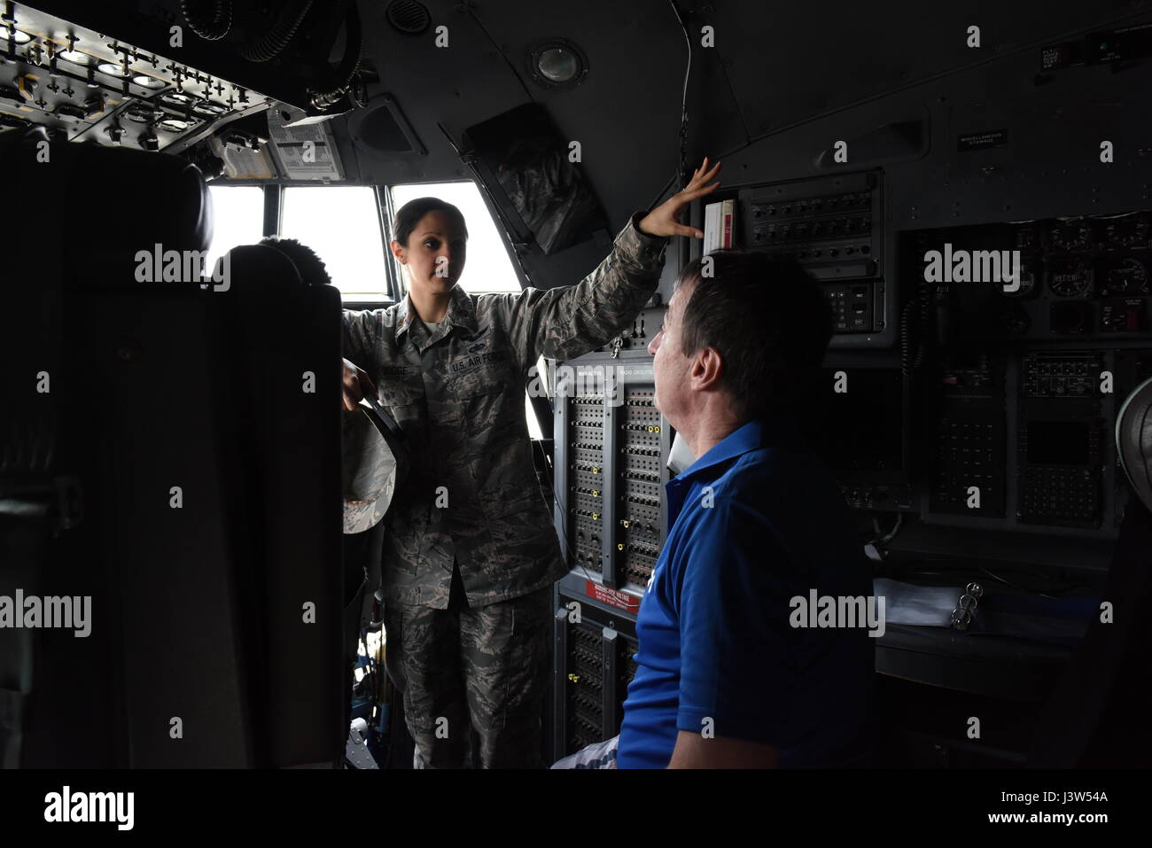 Major Lisa Dodge, Navigator und aktuellen 145. Airlift Wing Executive ...