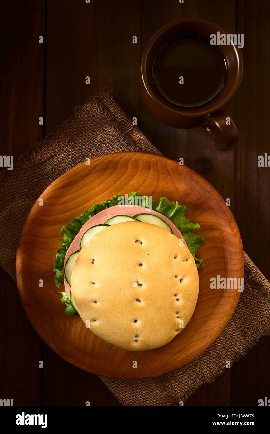 Sandwich brötchen mortadella -Fotos und -Bildmaterial in hoher ...