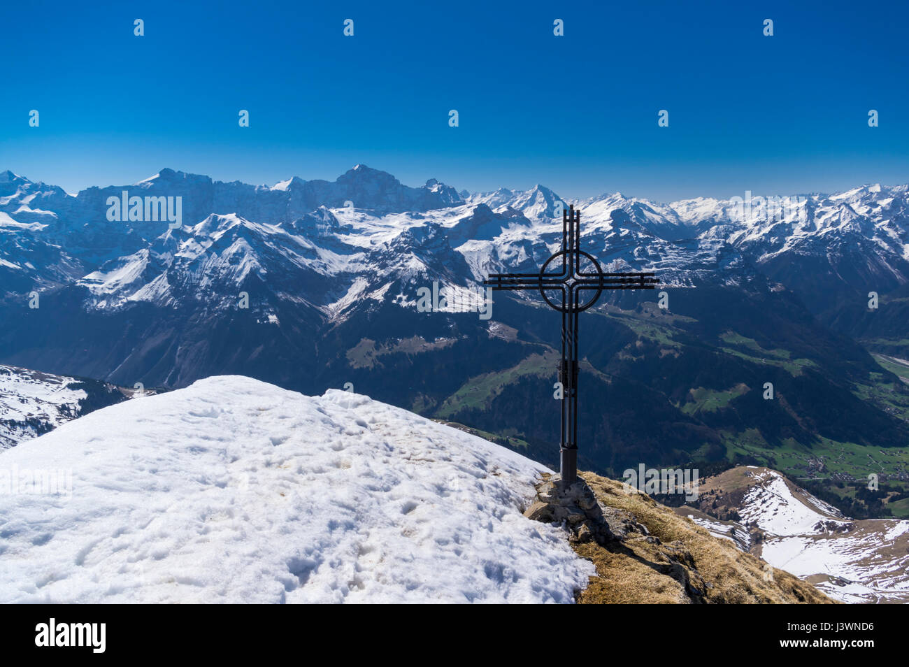 Gipfelkreuz alpen alpiner berg -Fotos und -Bildmaterial in hoher Auflösung – Alamy