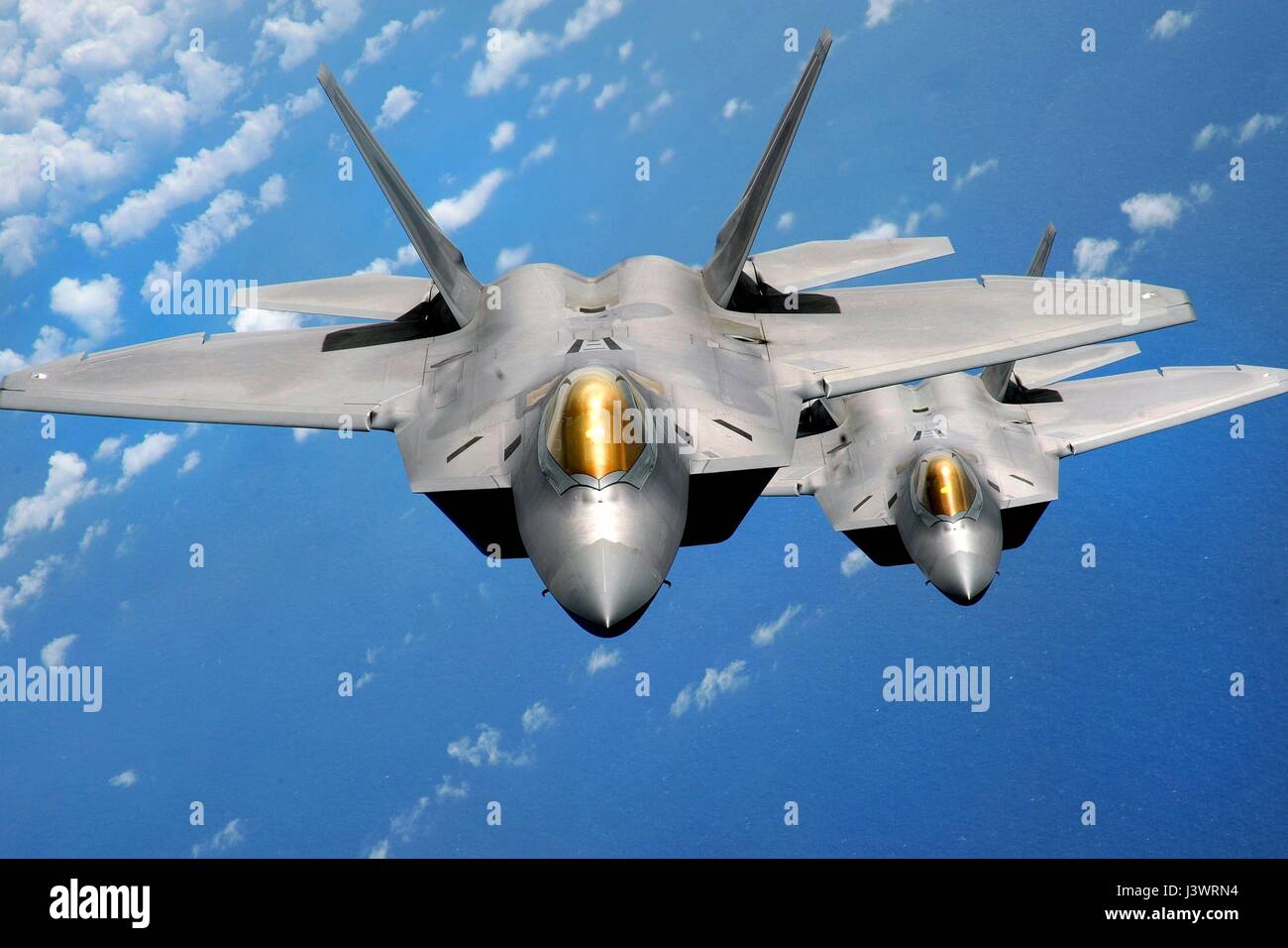 Zwei USAF F-22 Raptor stealth taktischer Kampfflugzeuge fliegen in ...