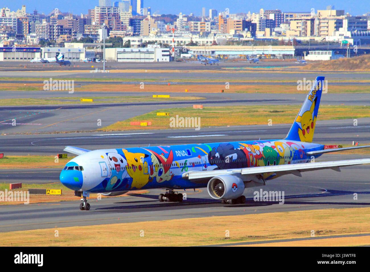 ANA Pokemon Jet Boeing777 am Flughafen Tokio-Haneda Tokio Japan ...
