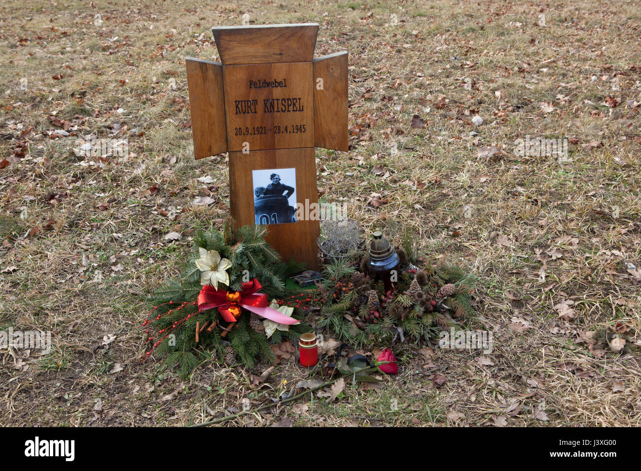 Grab des deutschen Feldfebel Kurt Knispel (1921-1945) auf dem Boden der ...