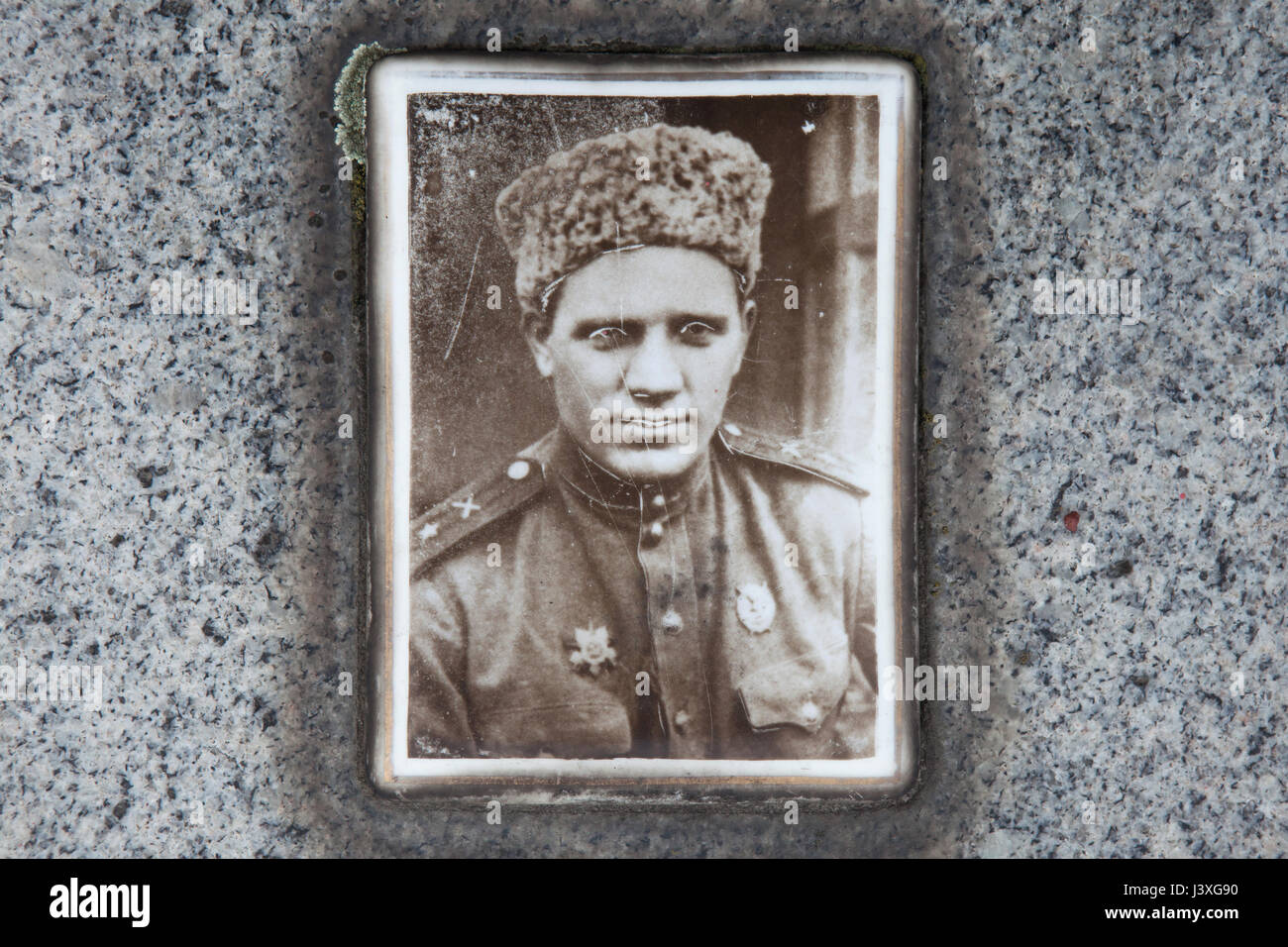 Foto des sowjetischen Offizier Andrey Morozov an seinem Grab auf dem ...