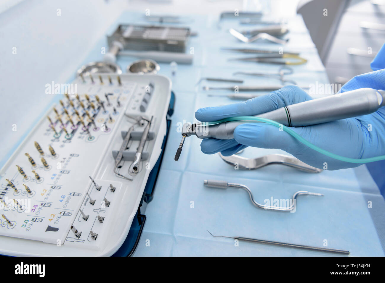 Oral surgery -Fotos und -Bildmaterial in hoher Auflösung – Alamy