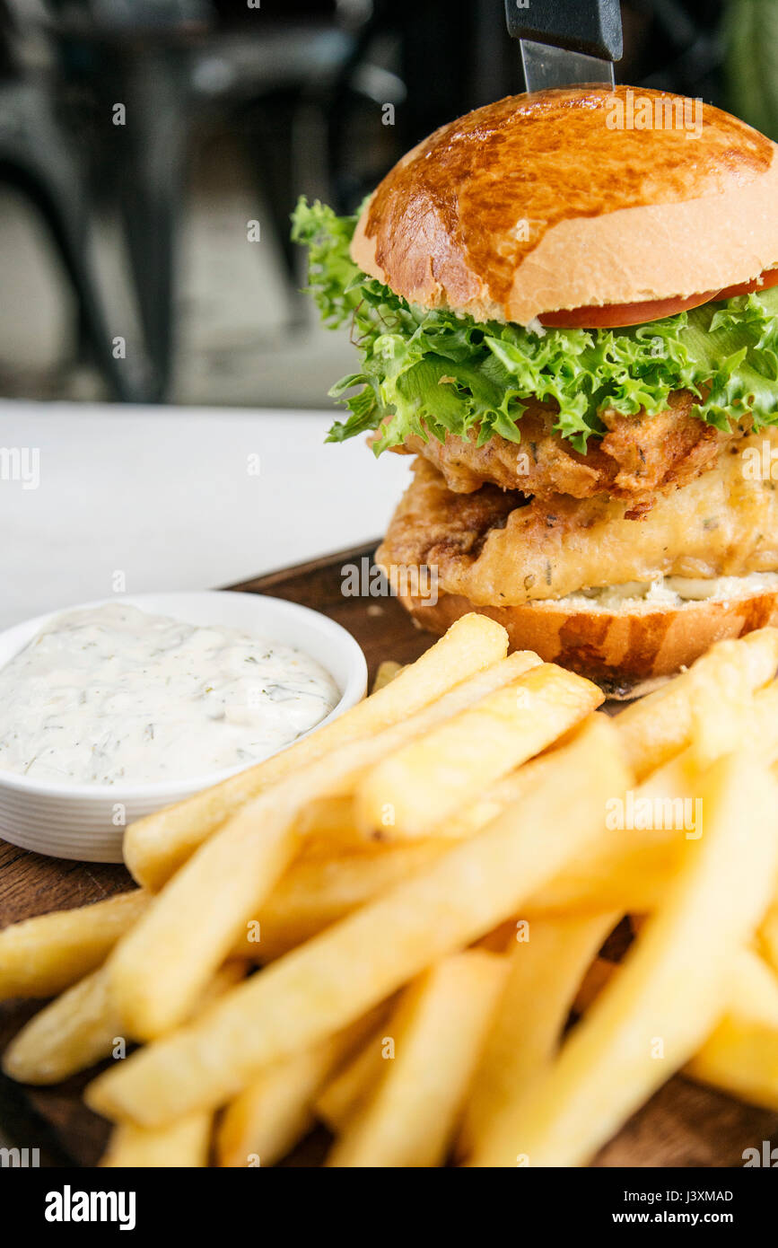 Fisch Filet Burger mit Pommes und Sauce Tartare Set Snack Essen ...