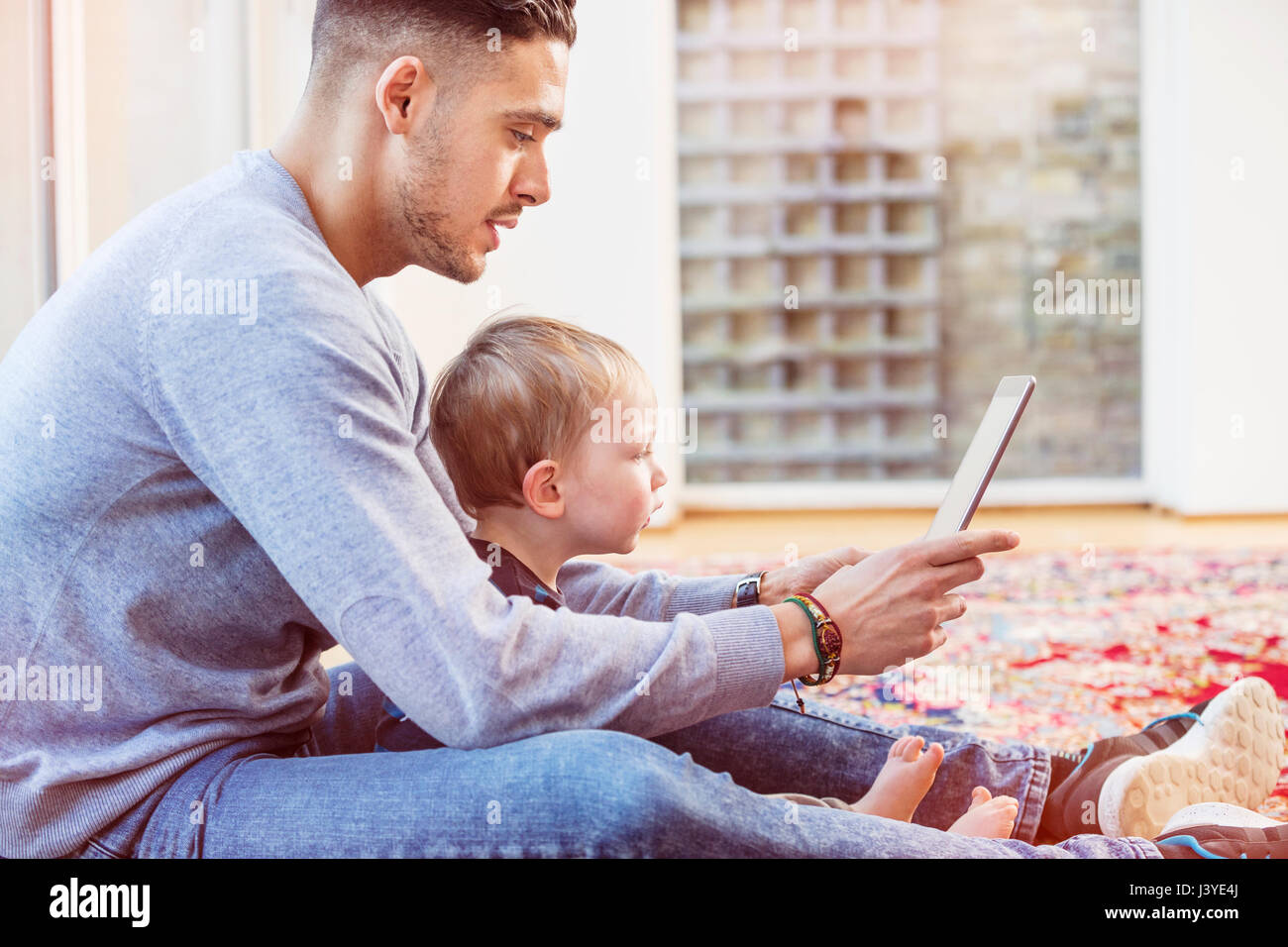 Vater modern -Fotos und -Bildmaterial in hoher Auflösung – Alamy
