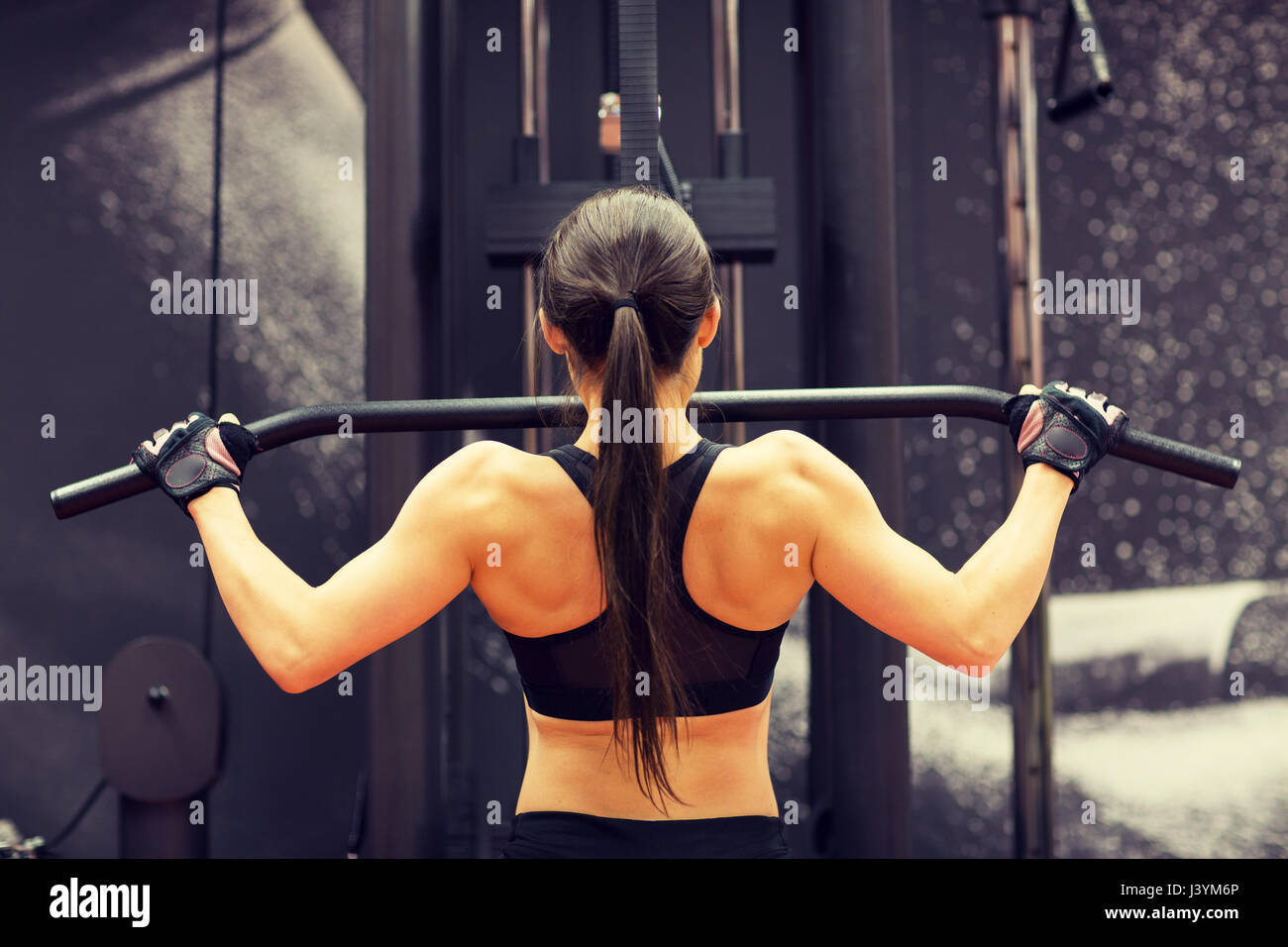 Female bodybuilder flexing biceps Stockfotos und -bilder Kaufen - Seite ...