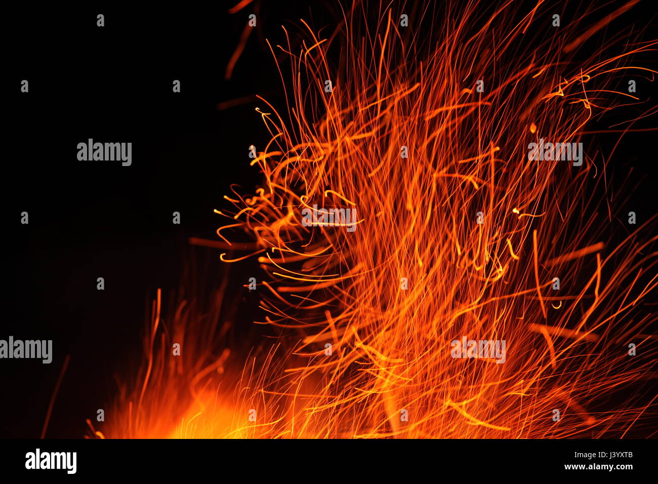 Funken von einem feuer -Fotos und -Bildmaterial in hoher Auflösung ...