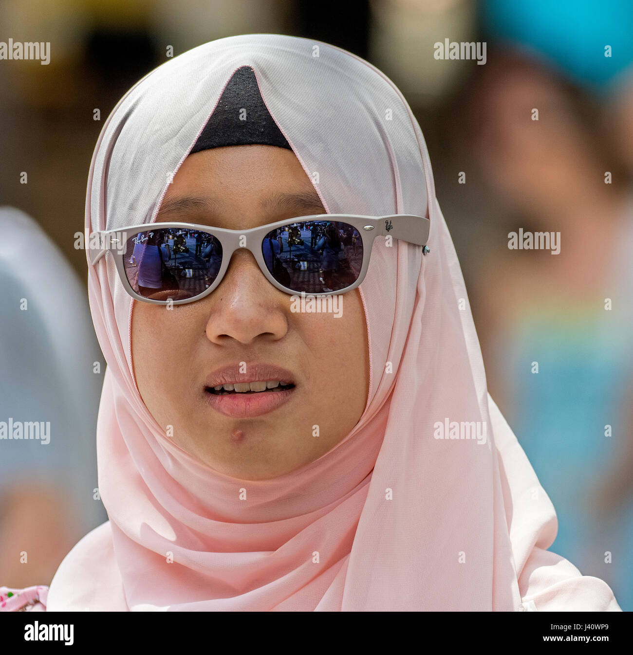 die muslimische Frau in rosa Hijab Blick in die Kamera Stockfotografie ...