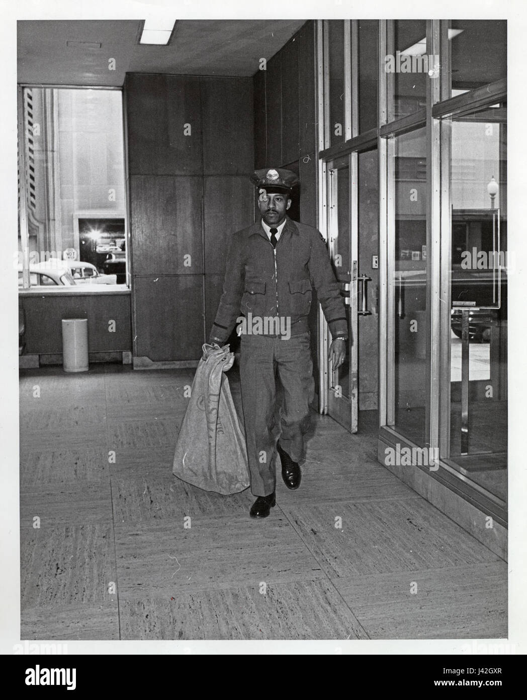 Letter carrier -Fotos und -Bildmaterial in hoher Auflösung – Alamy