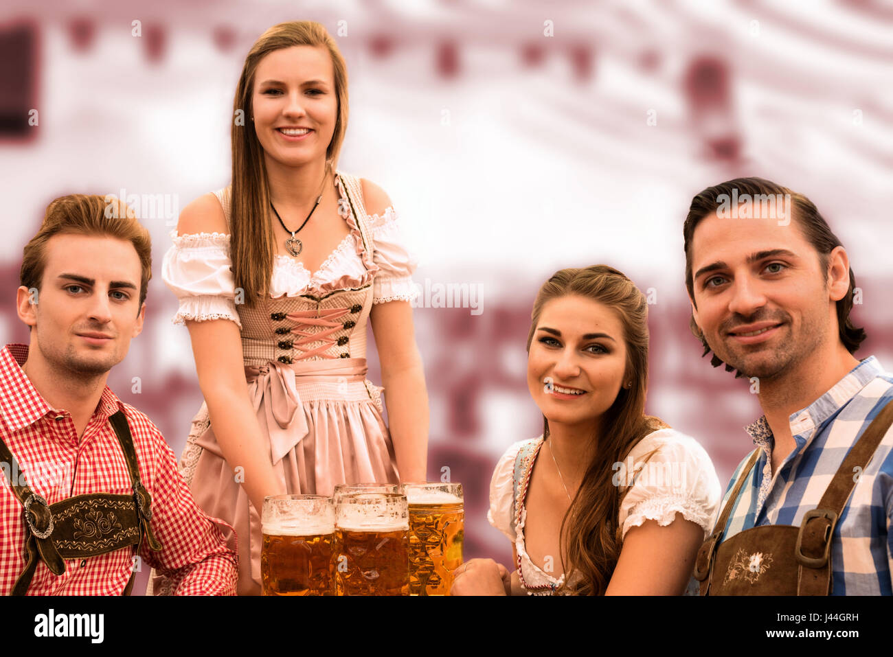 Oktoberfest kellnerin -Fotos und -Bildmaterial in hoher Auflösung – Alamy