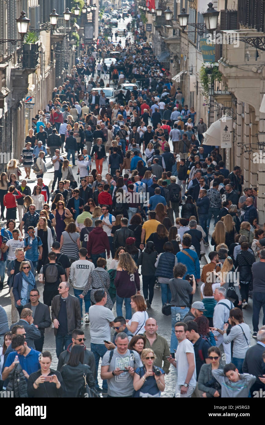 Gepackte massen -Fotos und -Bildmaterial in hoher Auflösung – Alamy