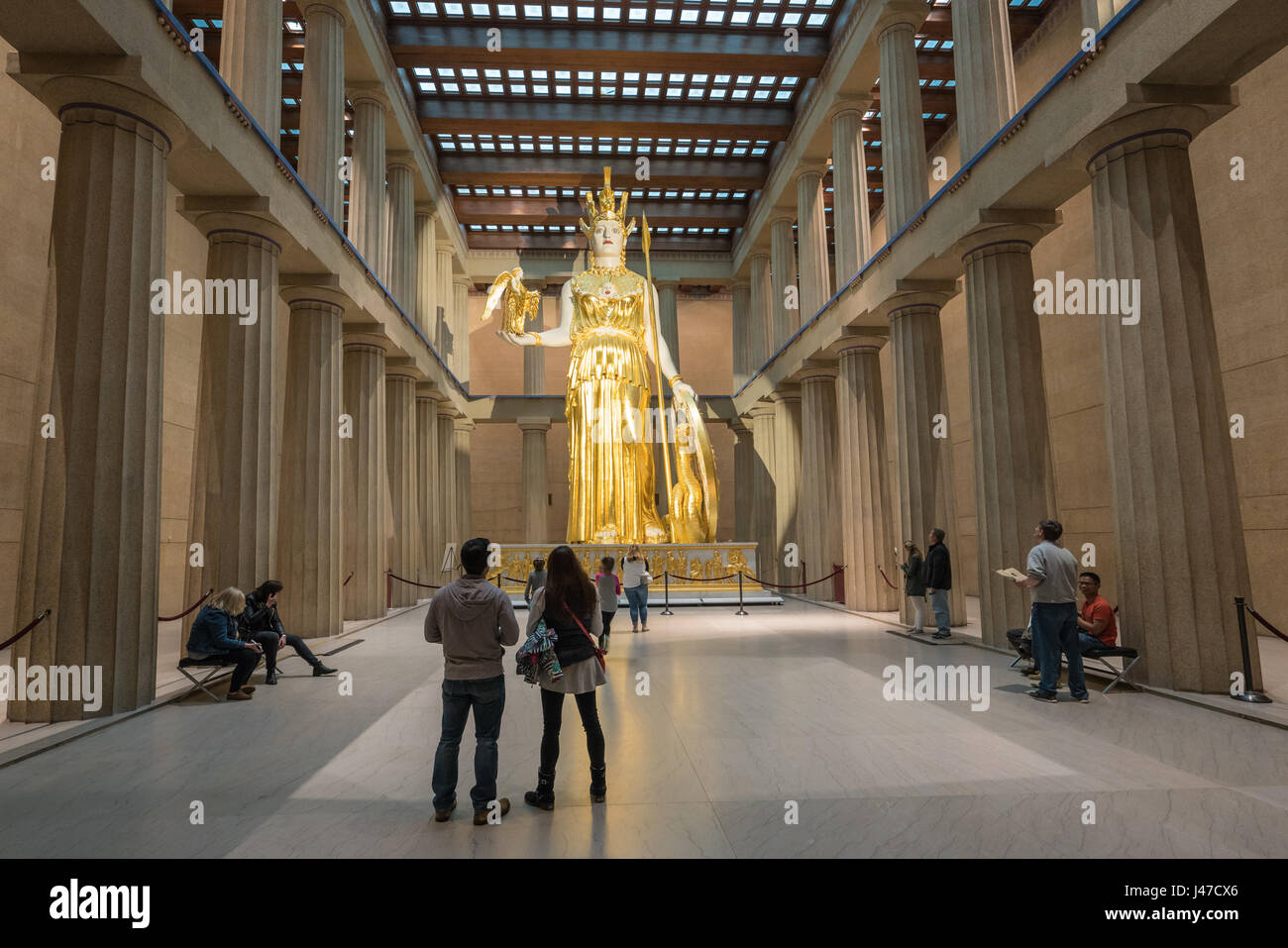Große goldene Hommage an die Statue der Athena Parthenos schimmert in den Parthenon, Nashville ...