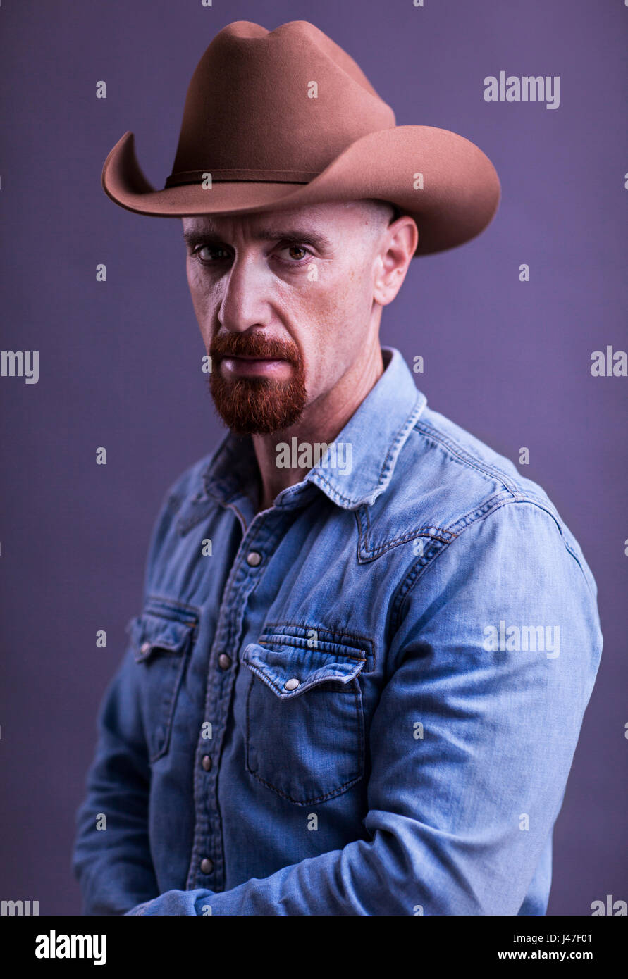 Cowboy mit roten Spitzbart in Blau Levi Jeans chambray Shirt und ...
