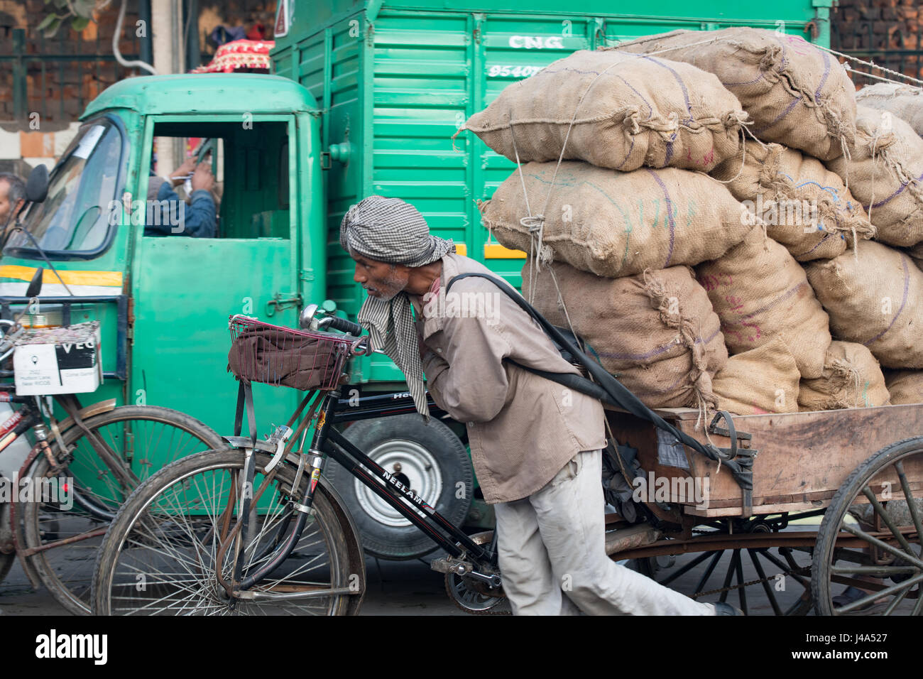 Transporting goods -Fotos und -Bildmaterial in hoher Auflösung – Alamy