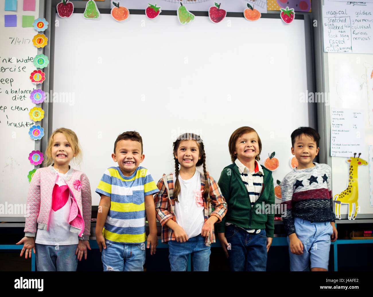 Gruppe von vielfältigen Kindergarten Studenten stehen gemeinsam im Klassenzimmer Stockfotografie ...
