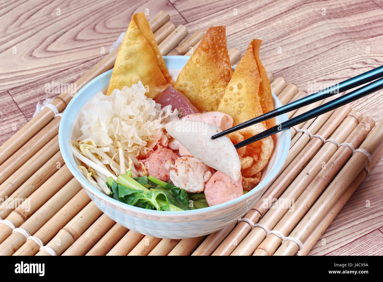 Thai noodle soup crispy pork -Fotos und -Bildmaterial in hoher ...