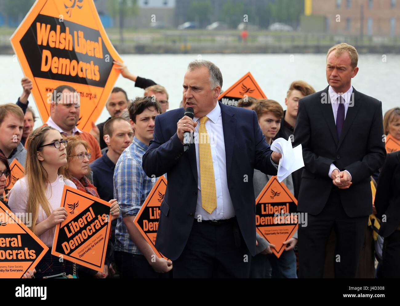 Liberal Democrats Führer Tim Farron (rechts) mit dem walisischen ...