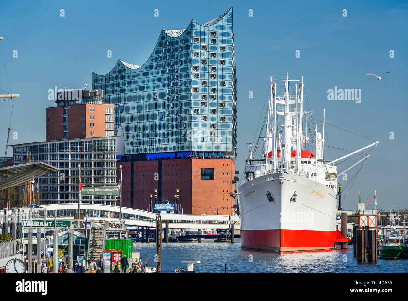 Hamburger Hafen mit der Elbphilharmonie und dem Museumsschiff Cap San ...