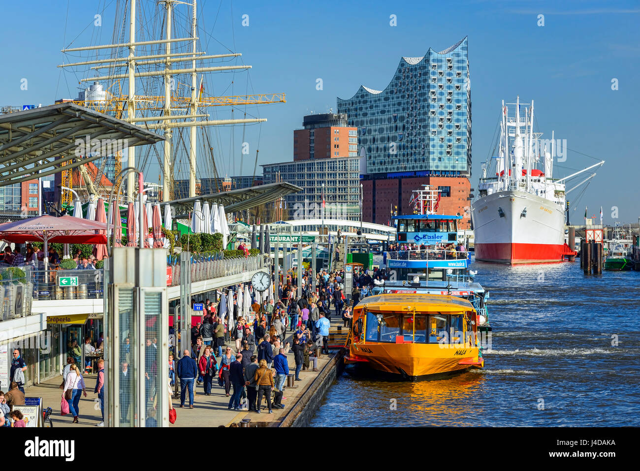 Hamburger Hafen mit der Elbphilharmonie und dem Museumsschiff Cap San ...