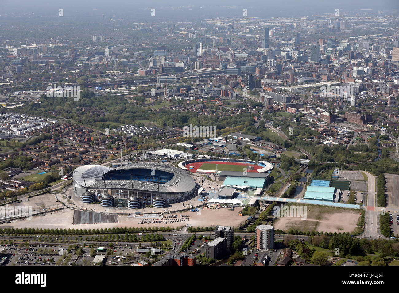 Luftaufnahme von Manchester City FC Etihad Stadium mit Stadtzentrum im ...