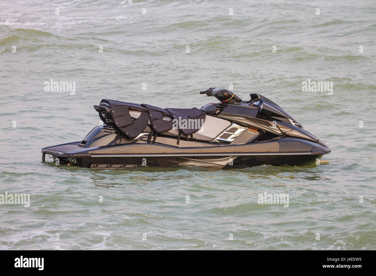 Jet ski am strand -Fotos und -Bildmaterial in hoher Auflösung – Alamy