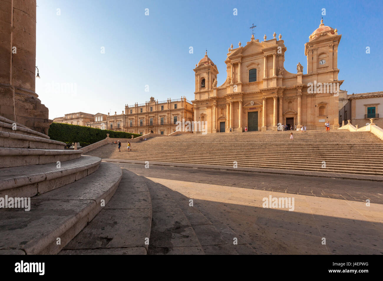 Treppe rahmt die alte Fassade der Cattedrale di San Nicola di Mira ...
