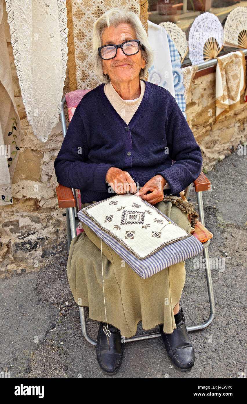 Alte Dame empbroidering bei Pano Lefkara, einer der traditionellen ...