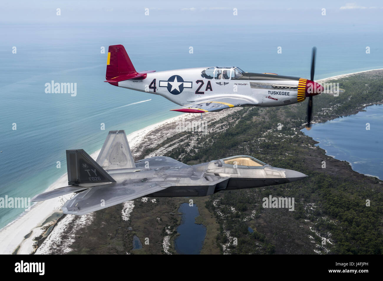Air Force F-22 Raptor fliegen in Formation mit einem Zweiten Weltkrieg ...