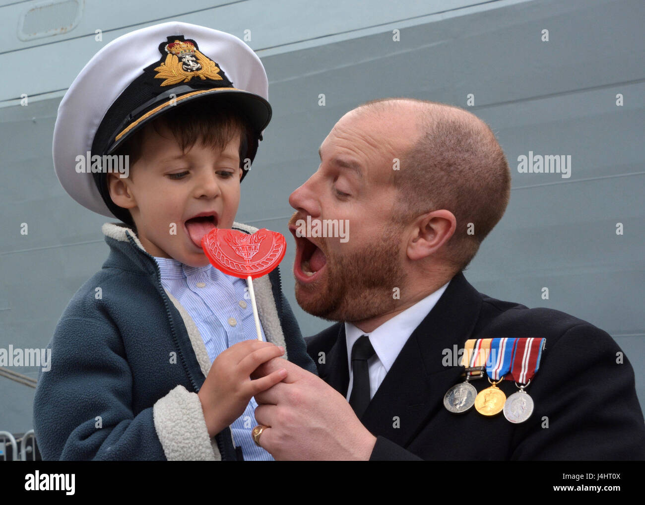 Kommandant offizier der hms wagen marcus lolly mit seinem sohn -Fotos ...