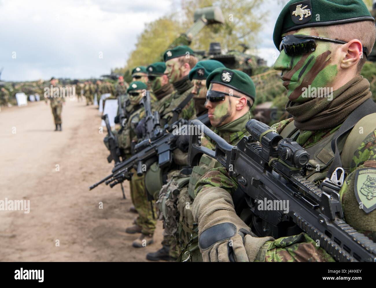 Deutsche Soldaten in uniform voll Schlacht stehen zur Überprüfung ...