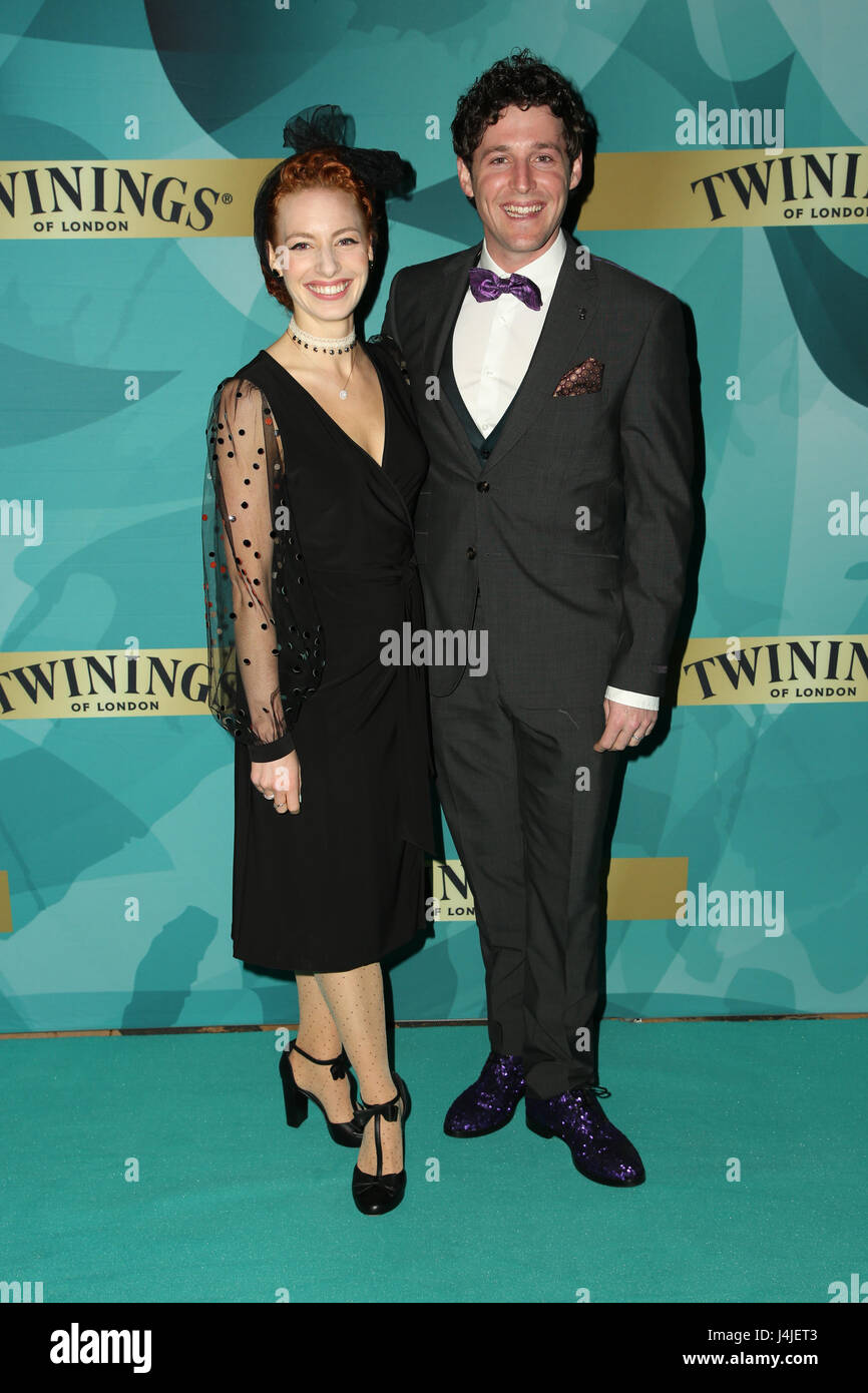Emma Watkins (lila wackeln) und Lachlan Gillespie besuchen die Twinings ...