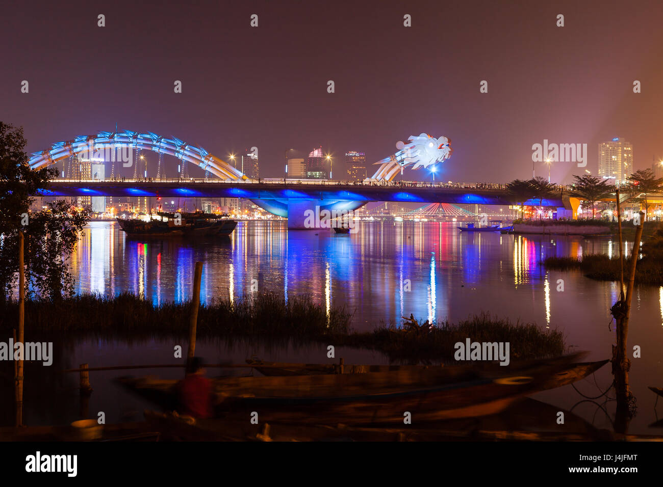 DA NANG, VIETNAM - 12. März 2017: beleuchtet Dragon River Bridge über ...