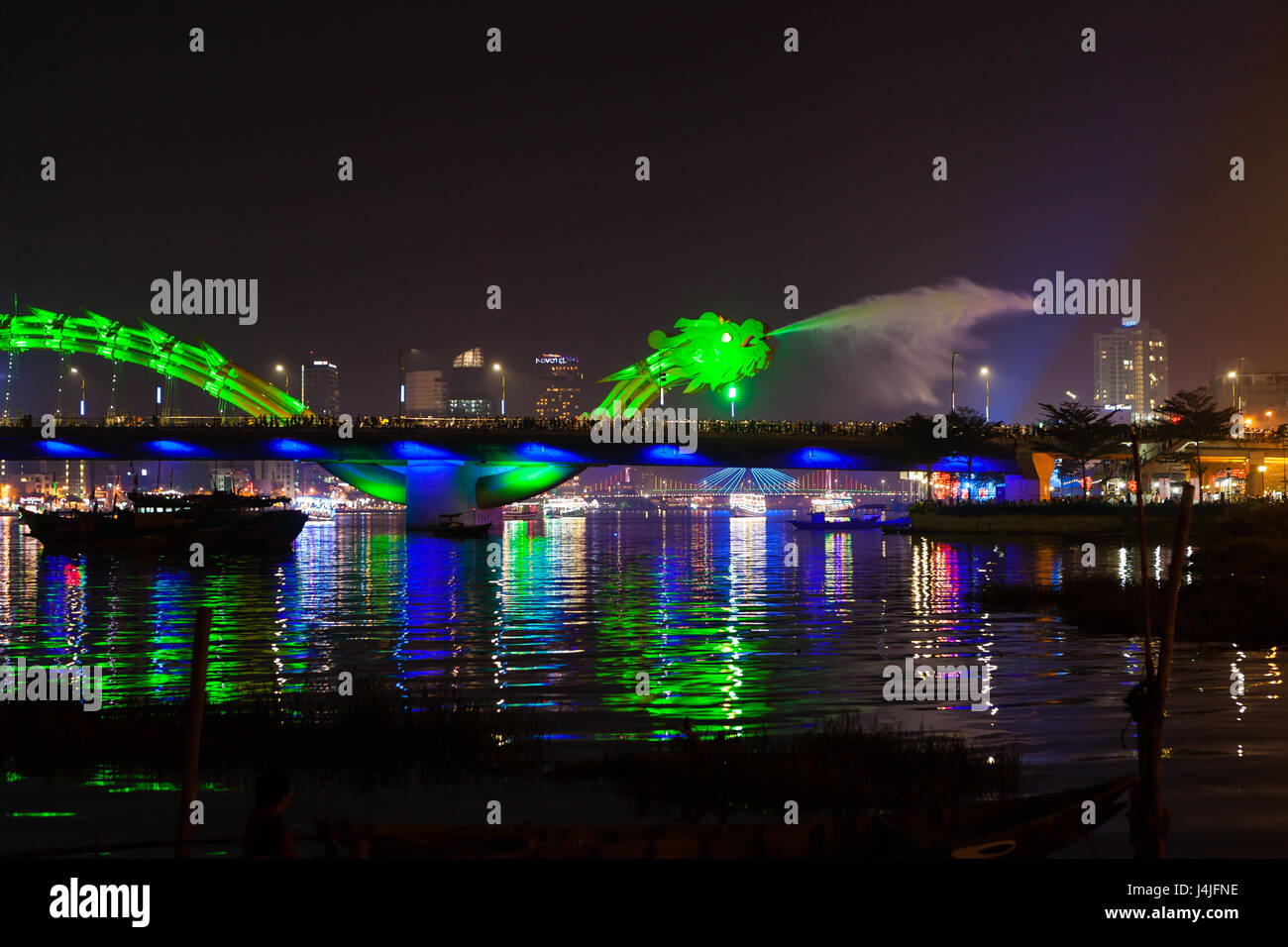 DA NANG, VIETNAM - 12. März 2017: beleuchtet Dragon River Bridge über ...