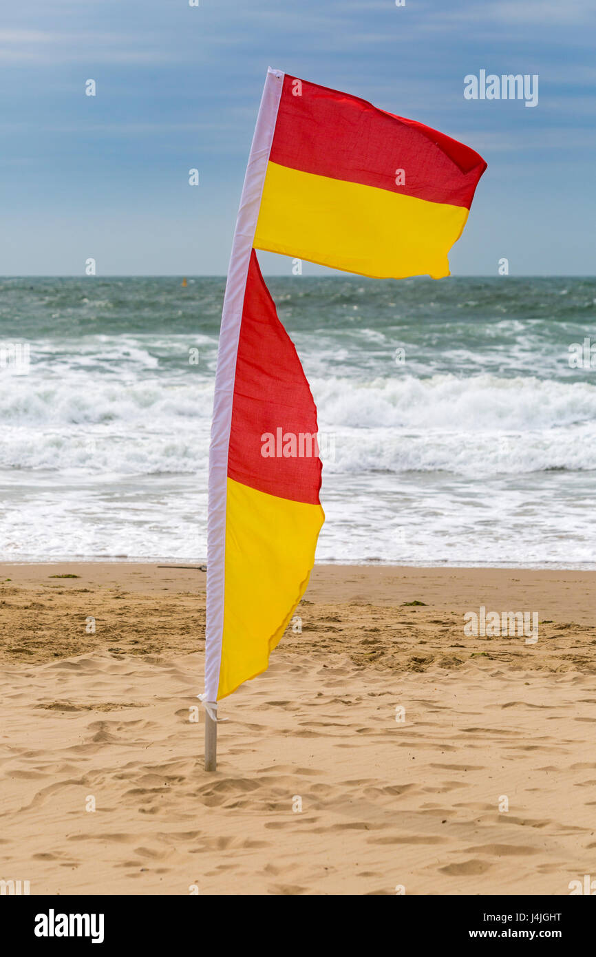Red yellow flags -Fotos und -Bildmaterial in hoher Auflösung – Alamy