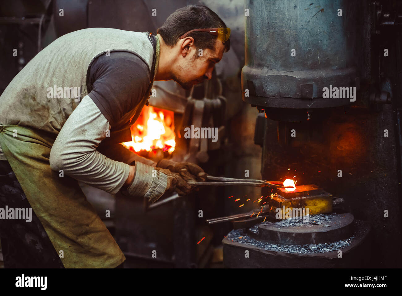 Schmied in der Schmiede arbeiten Stockfotografie - Alamy