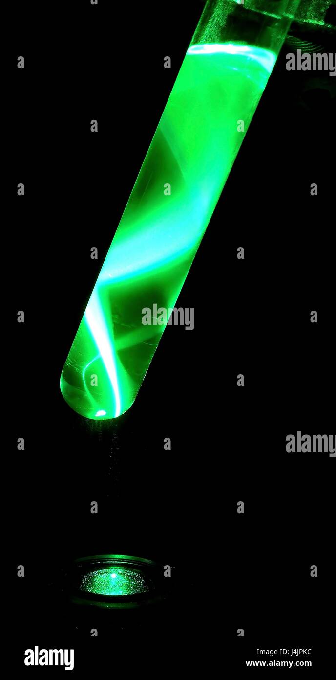 Totalreflexion eines Laserstrahls. Grüne Laserstrahl Eintritt in ein ...