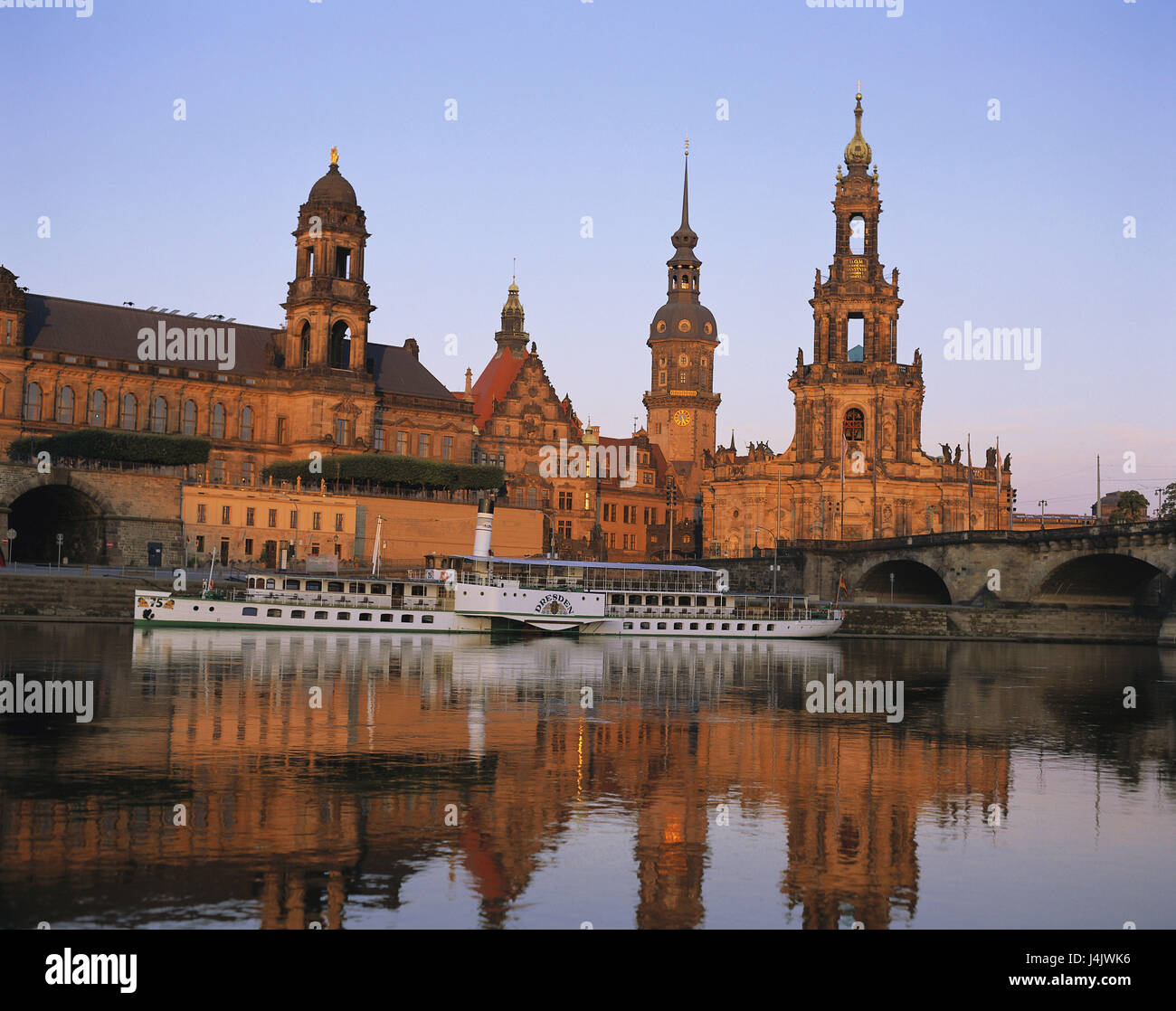 Deutschland, Sachsen, Dresden, Blick auf die Stadt, Hofkirche, Schloss ...