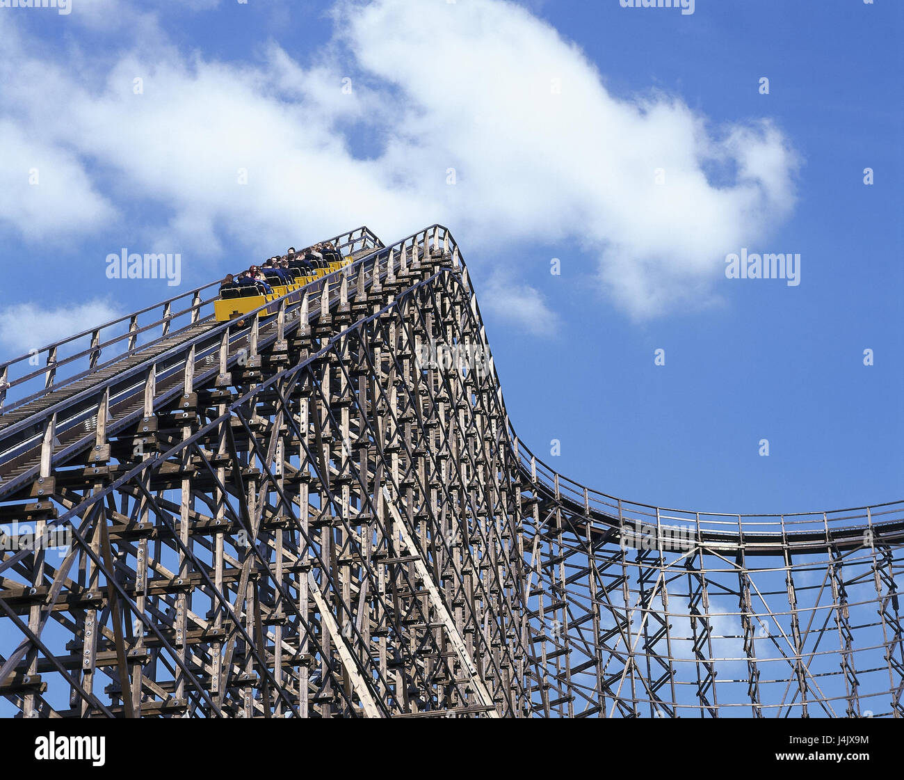 Wooden roller coaster colossos -Fotos und -Bildmaterial in hoher ...