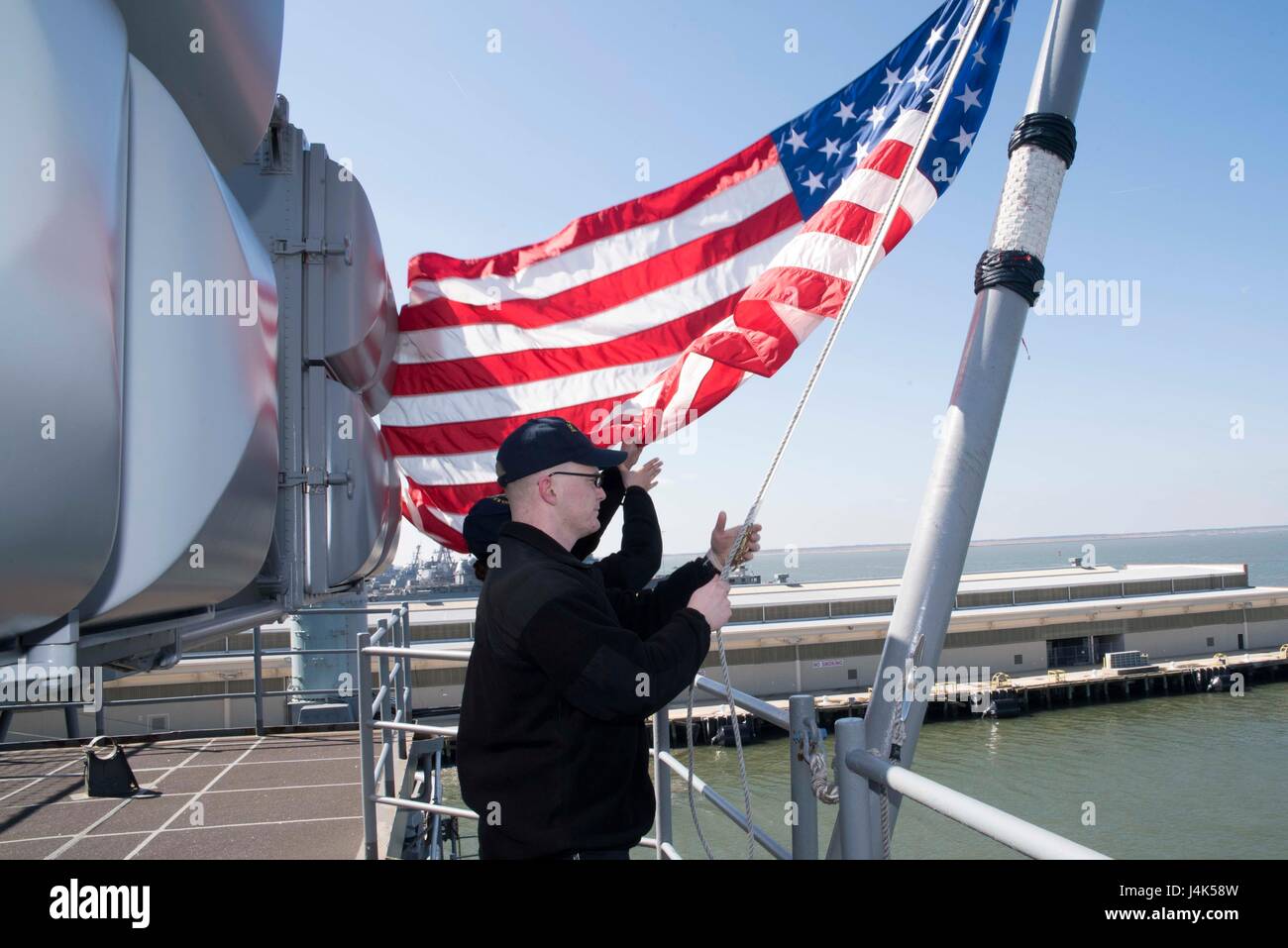 170320-N-WH681-043 Atlantik (20. März 2017) Hospital Corpsman 2. Klasse ...