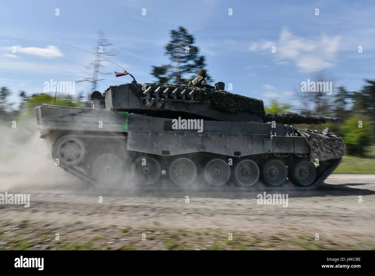 Eine österreichische Armee Leopard 2A4-Panzer-Besatzung führt die ...