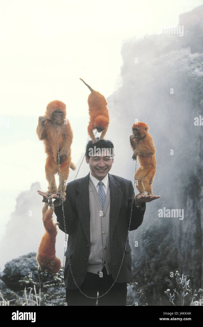 Emei and monkeys -Fotos und -Bildmaterial in hoher Auflösung – Alamy