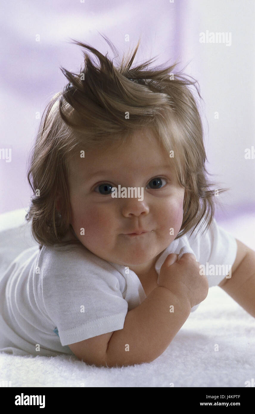 Kleinkind, Mädchen, liegen, Bauch Position Porträt Zuhause, Kindheit ...
