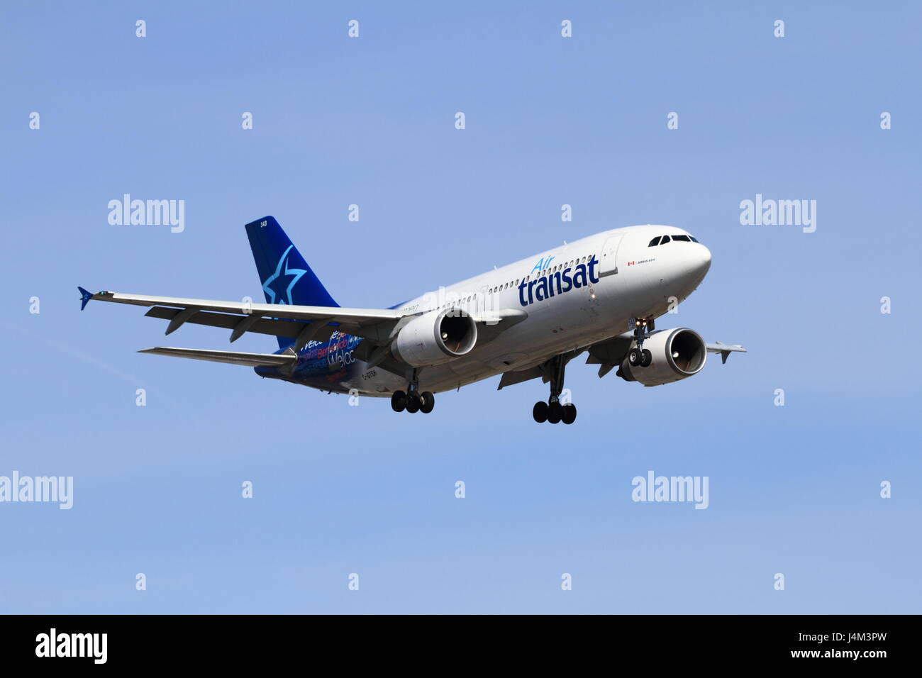 Air Transat Boeing 737-800 am Montreal Pierre Elliott Trudeau International Airport landen wird ...