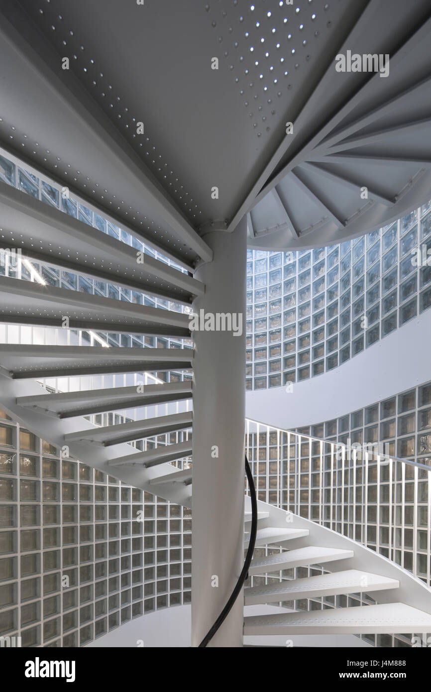 Spiralförmige Treppenhaus aus Glas und Backstein Fassade. Gehäuse ...