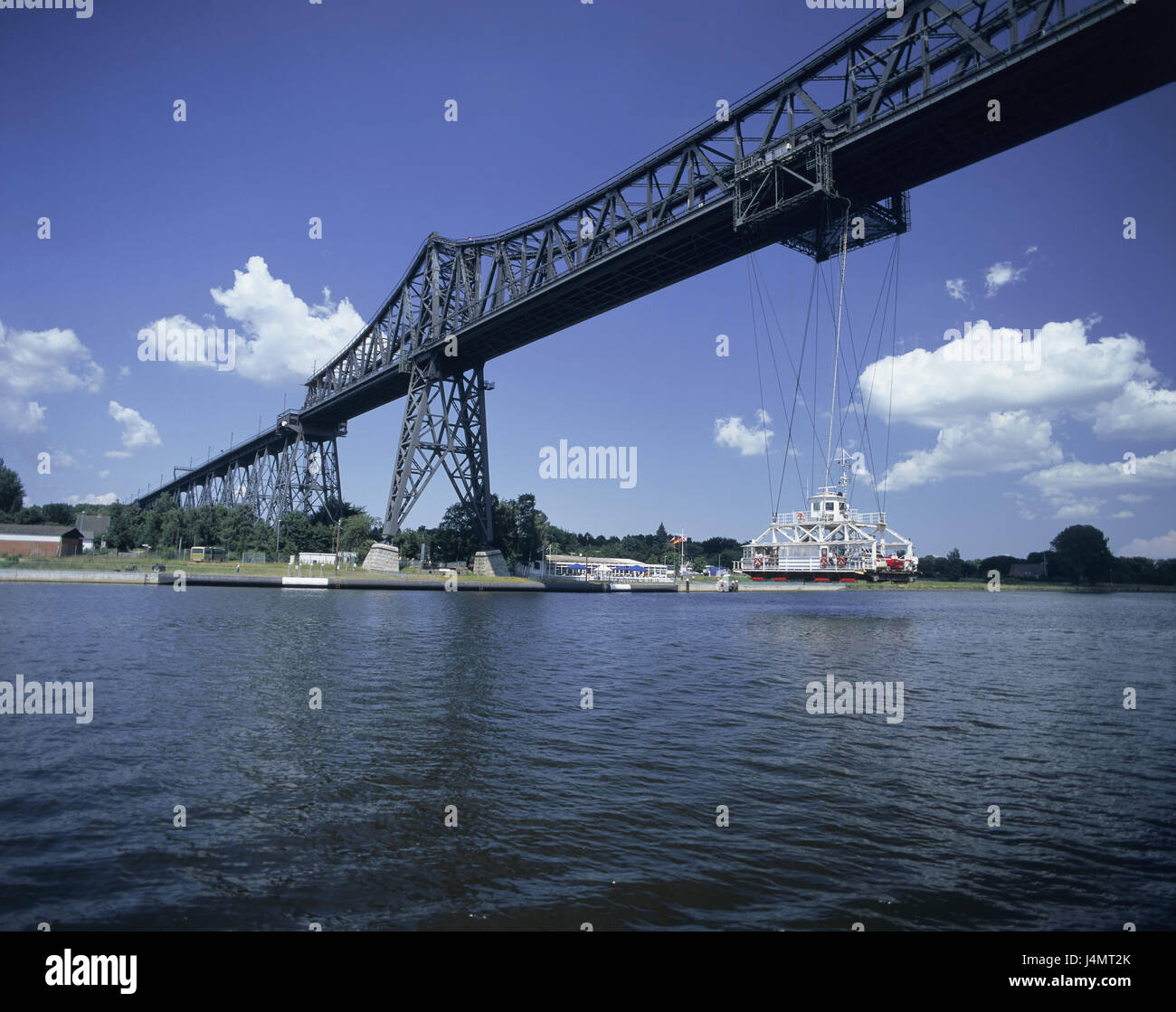 Deutschland, Schleswig - Holstein, Rendsburg, Nord-Ostsee-Kanal, hohe Eisenbahnbrücke ...