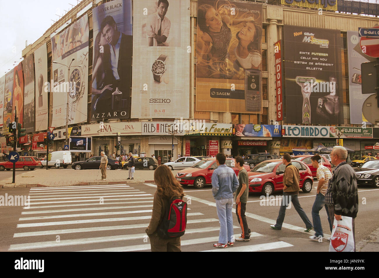 Rumänien, Bukarest, Zentrum, Einkaufsstraße, Piata Unirii, Passanten ...