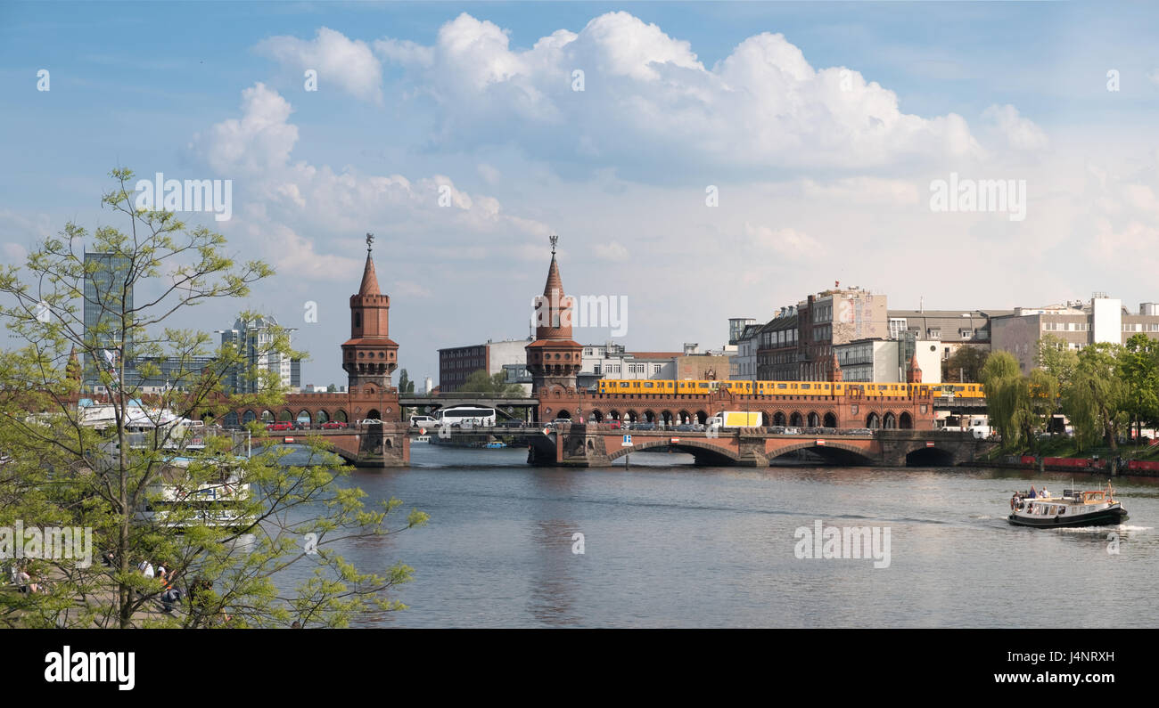 Oberbaumbrücke (Oberbaumbrücke) und Fluss Spree in Berlin ...